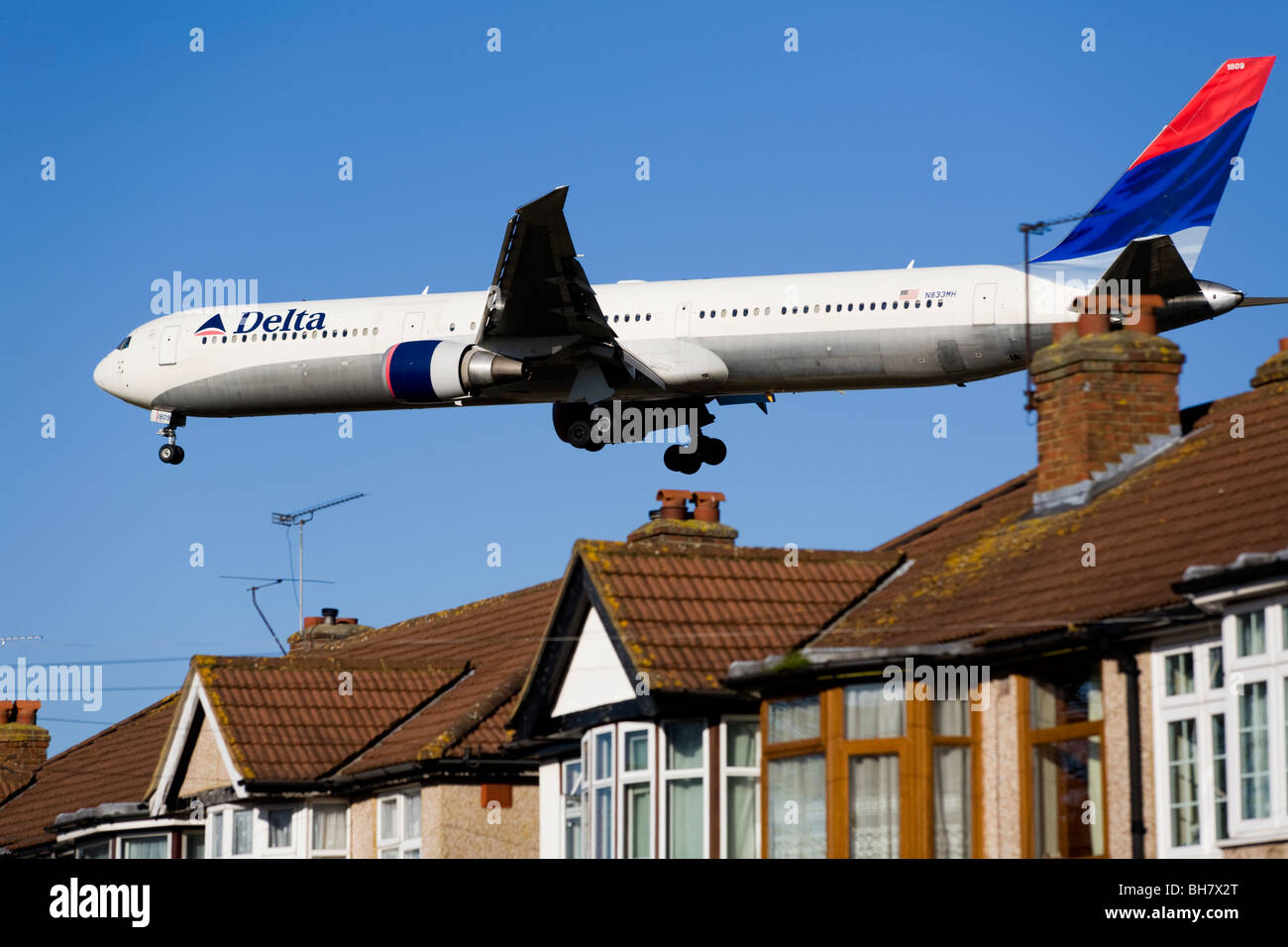 Delta airlines landing london heathrow hi-res stock photography and ...