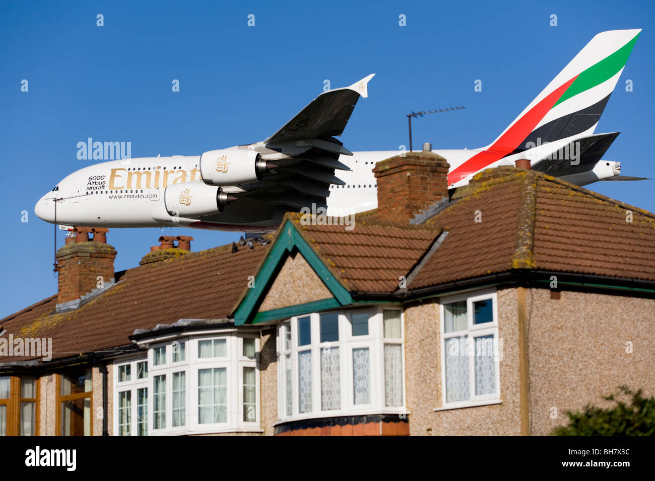 Emirates Airbus / Air Bus A380-861 A6-EDH plane landing over roof tops ...