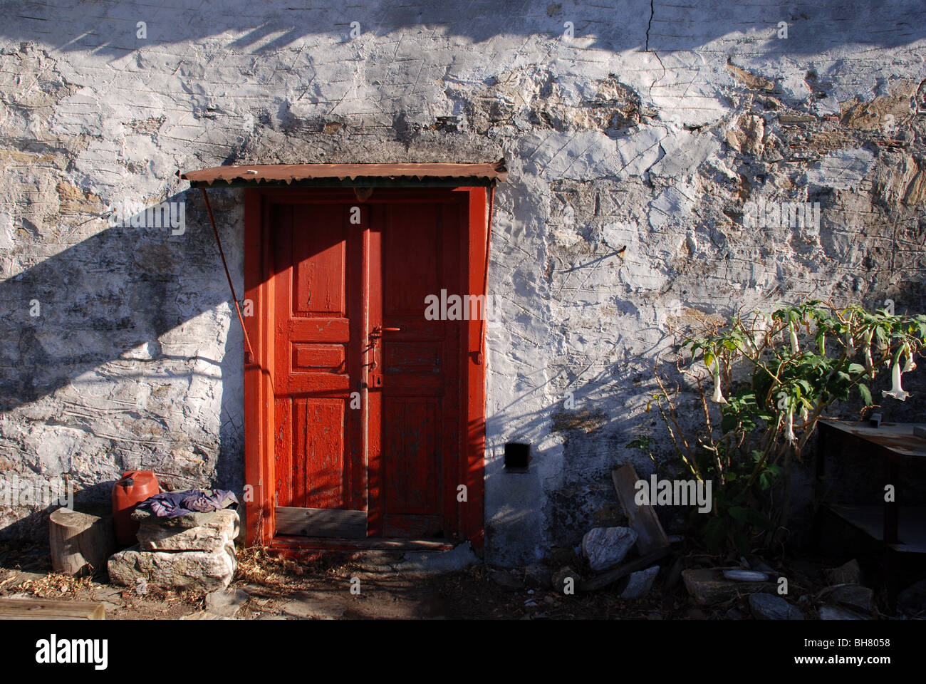 bright red farmhouse door Stock Photo - Alamy