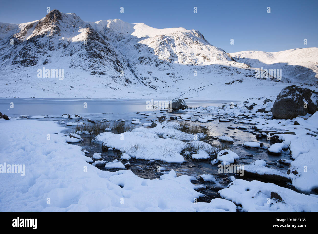 Cwm Idwal, Ogwen, Gwynedd, North Wales, UK. View across frozen Llyn ...