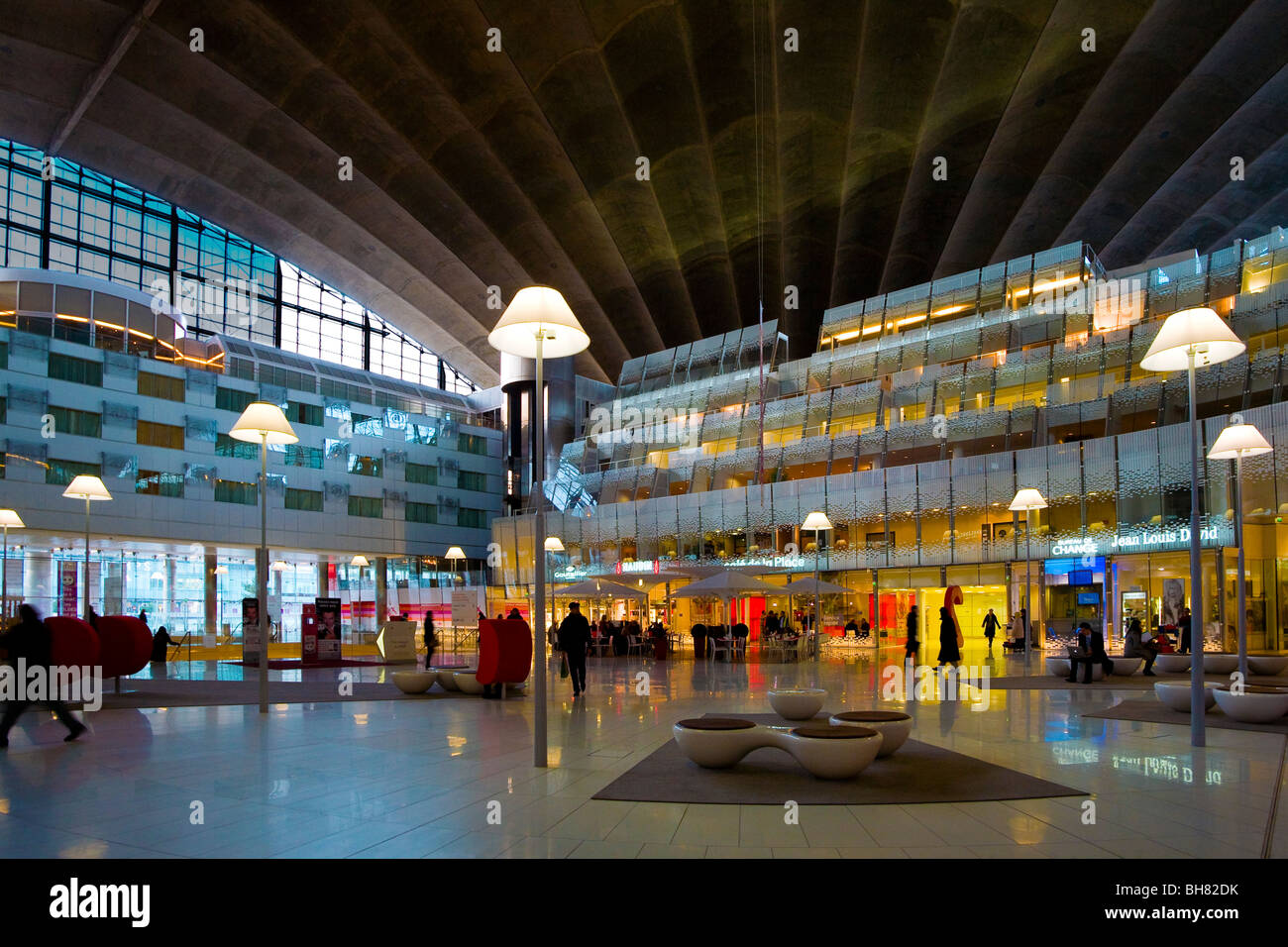 THE CNIT BUILDING IN PARIS LA DEFENSE, FRANCE Stock Photo - Alamy
