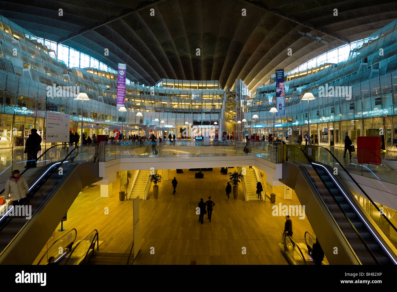THE CNIT BUILDING IN PARIS LA DEFENSE, FRANCE Stock Photo - Alamy
