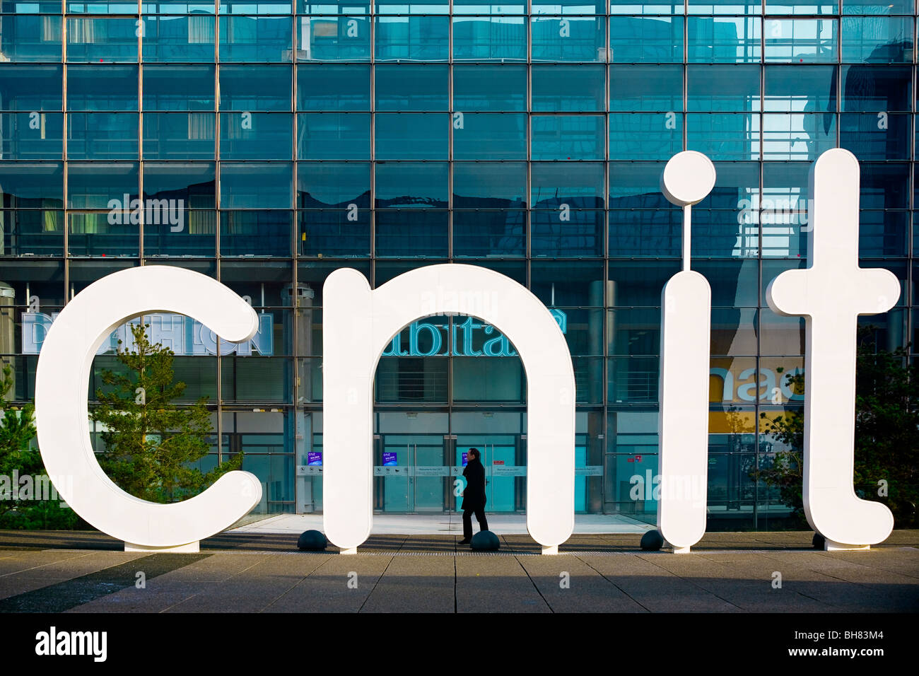 THE CNIT BUILDING IN PARIS LA DEFENSE, FRANCE Stock Photo - Alamy