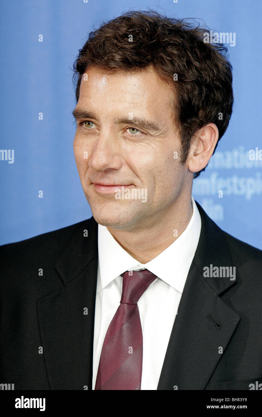 CLIVE OWEN ACTOR THE GRAND HYATT BERLIN GERMANY 05/02/2009 Stock Photo ...