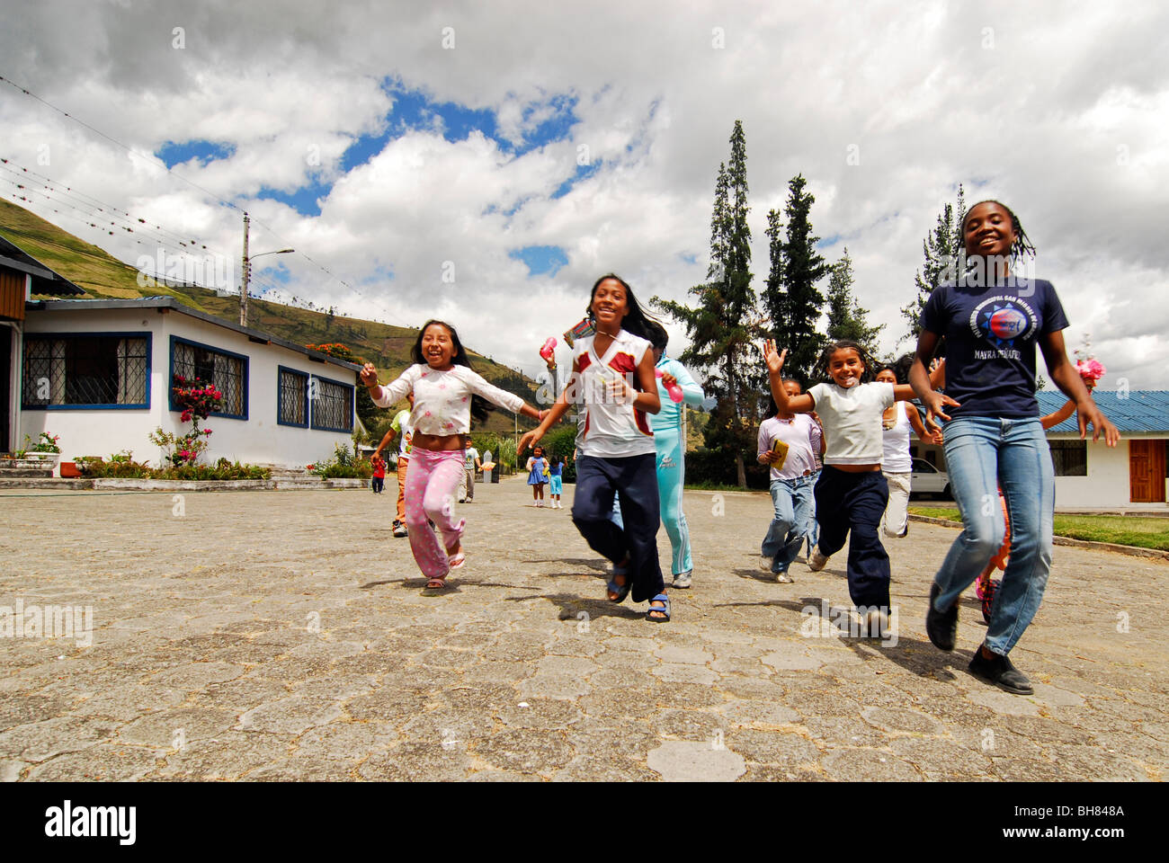 Children playing outside ecuador hi-res stock photography and images ...