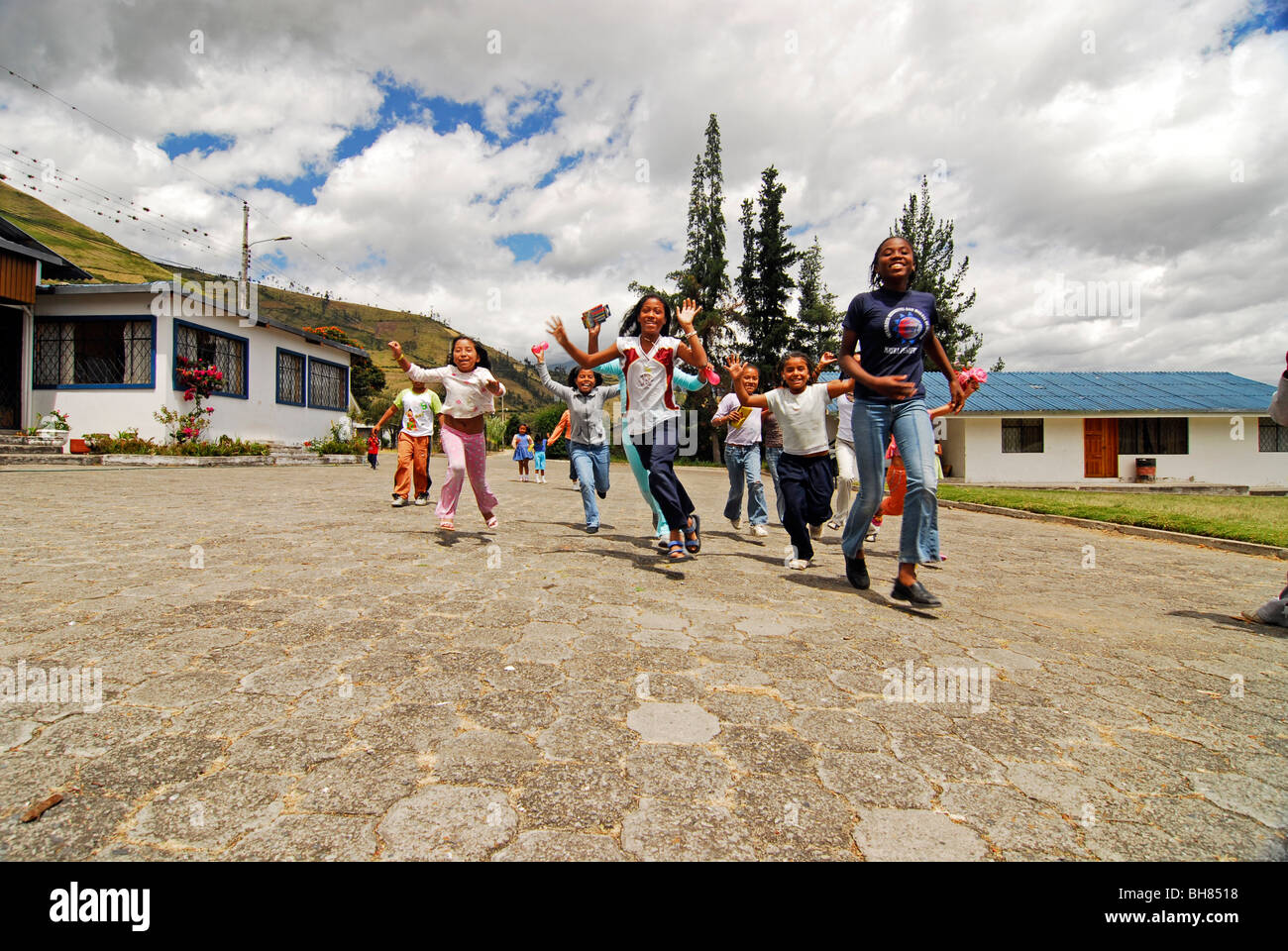 Children playing outside ecuador hi-res stock photography and images ...
