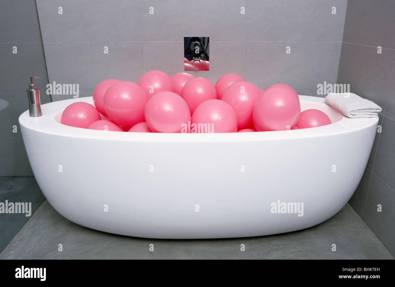 Bath filled with pink balloons Stock Photo - Alamy