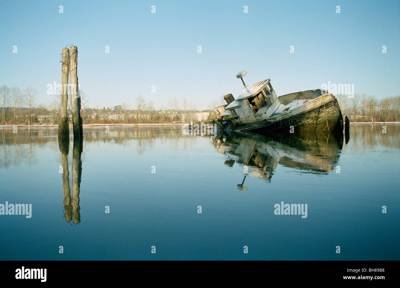 Shipwrecked boat hi-res stock photography and images - Alamy