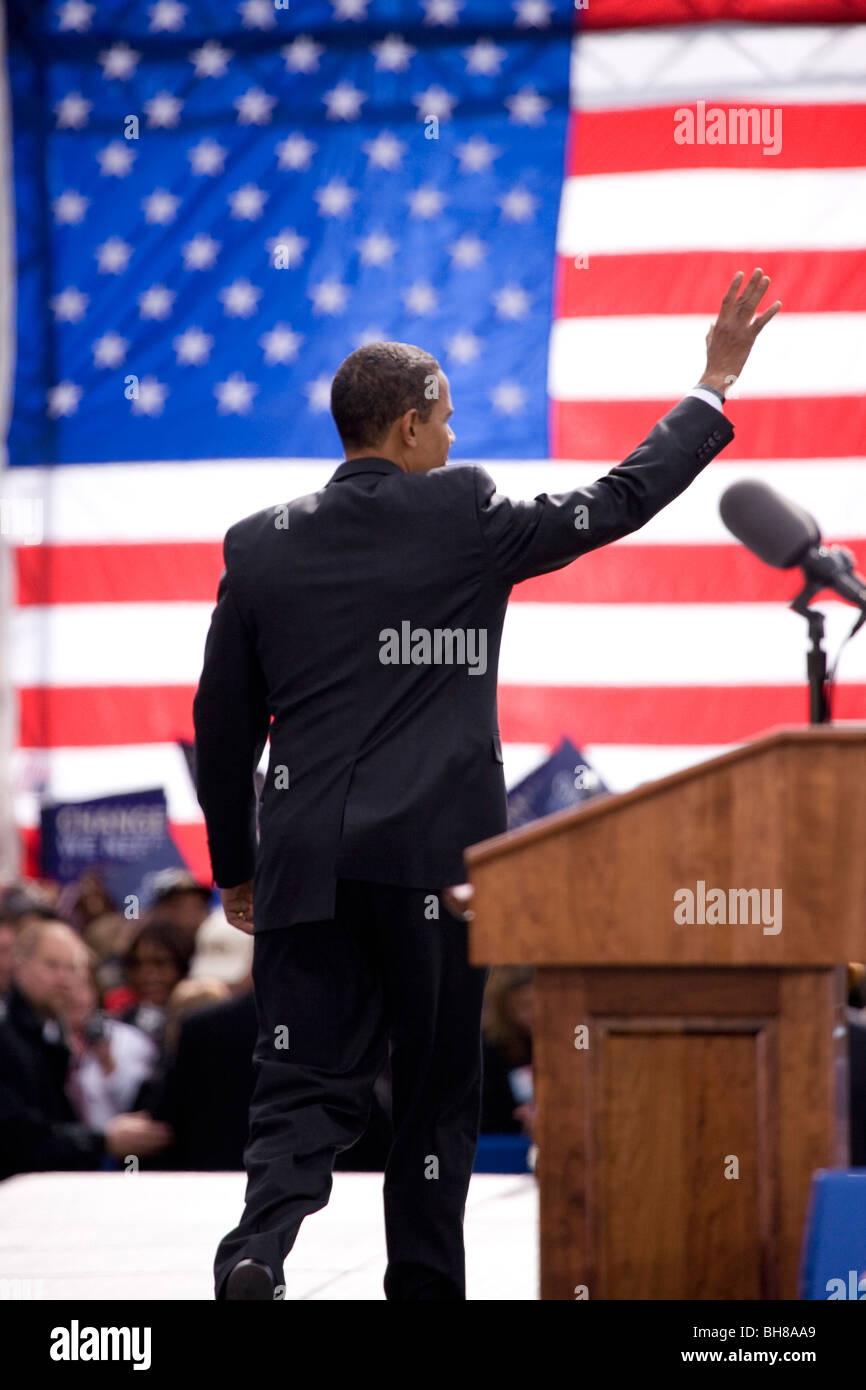 Barack obama waves hi-res stock photography and images - Alamy
