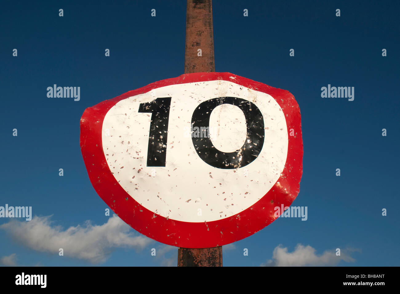 Old round speed limit sign hi-res stock photography and images - Alamy