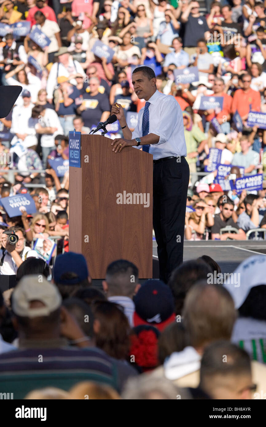 US Senator Barack Obama speaking from podium at Early Vote for Change ...