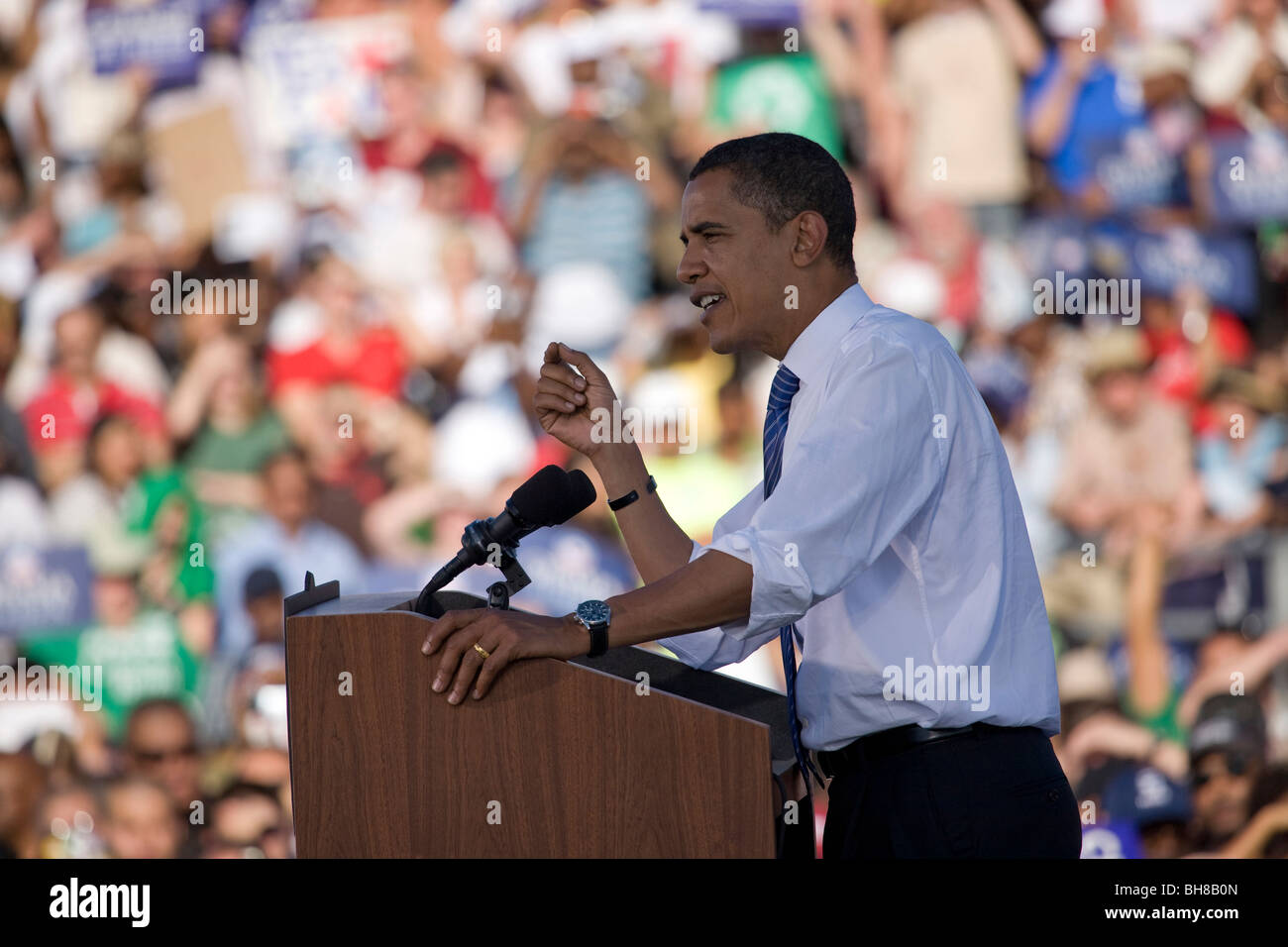US Senator Barack Obama speaking from podium at Early Vote for Change ...