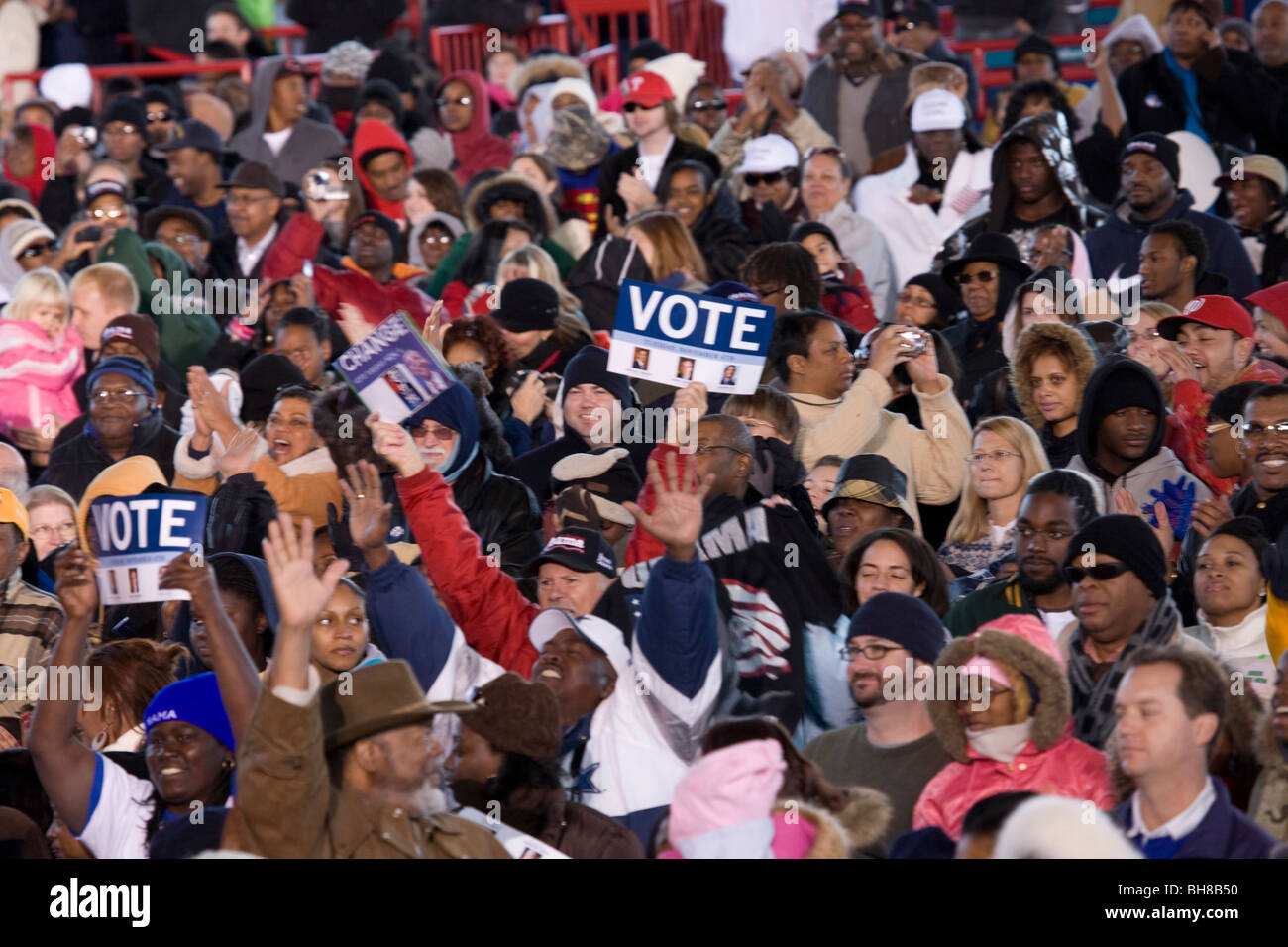 Crowd with signs for US Senator Barack Obama Early Vote for Change ...
