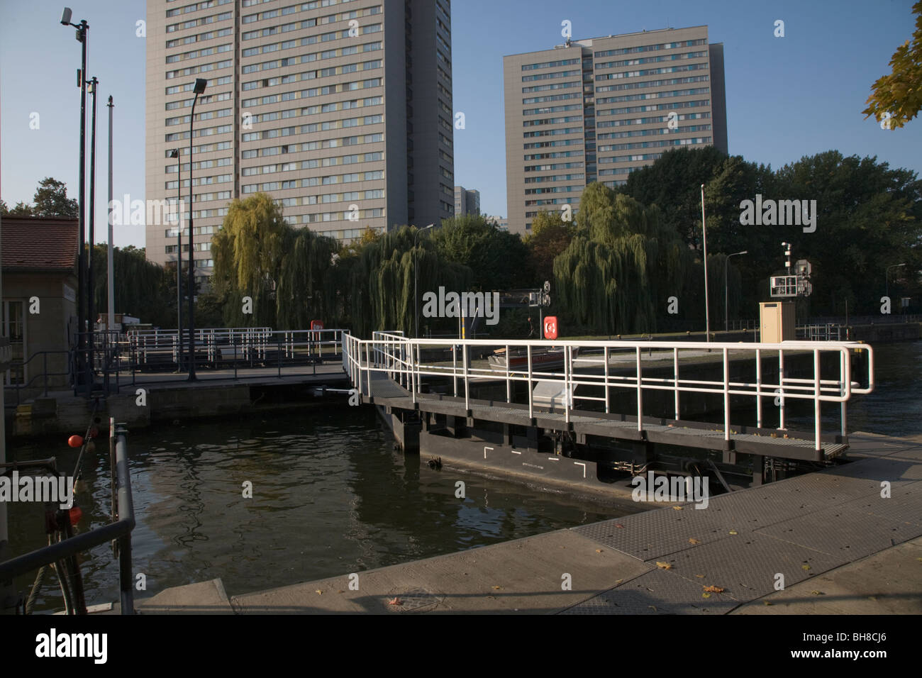 Canal boat lock hi-res stock photography and images - Alamy