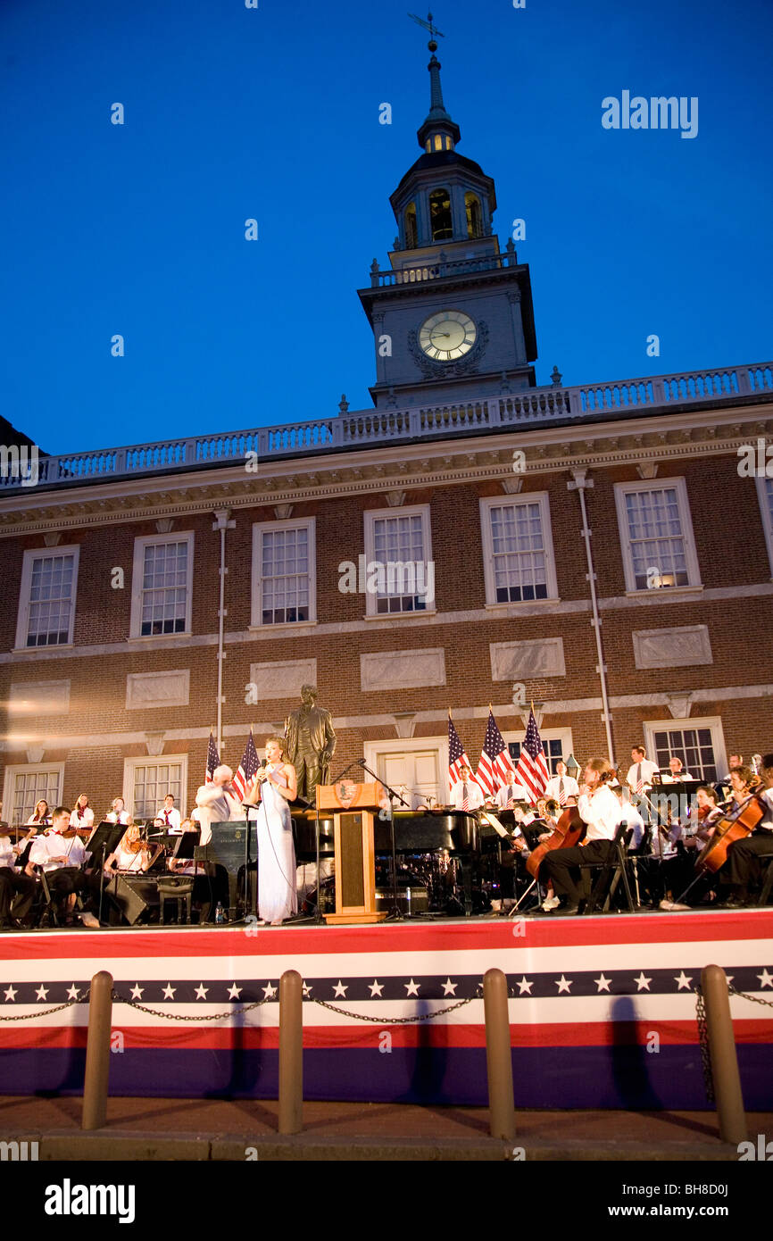 Peter Nero and the Philly Pops performing in front of historic ...