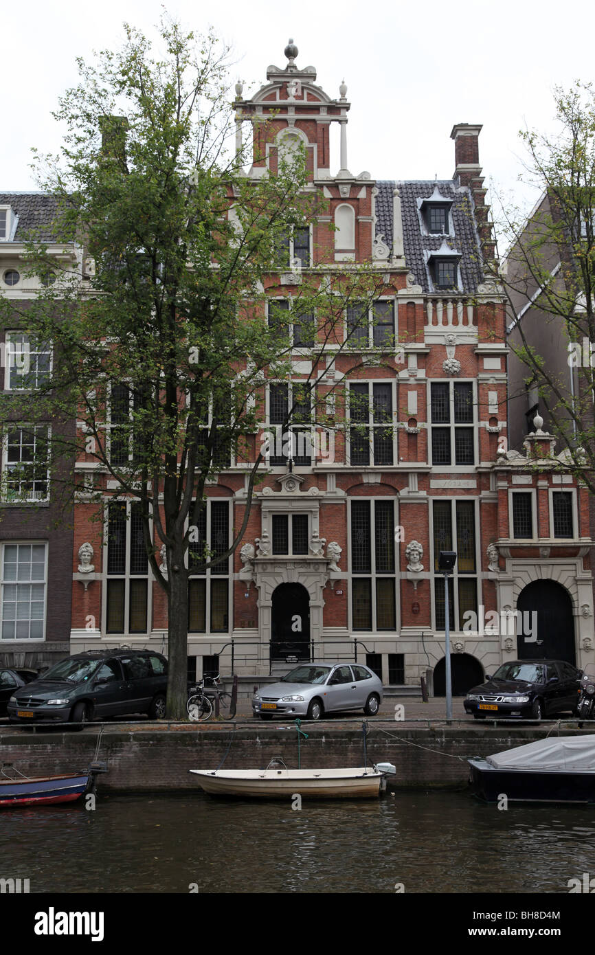 House with the heads Stock Photo - Alamy