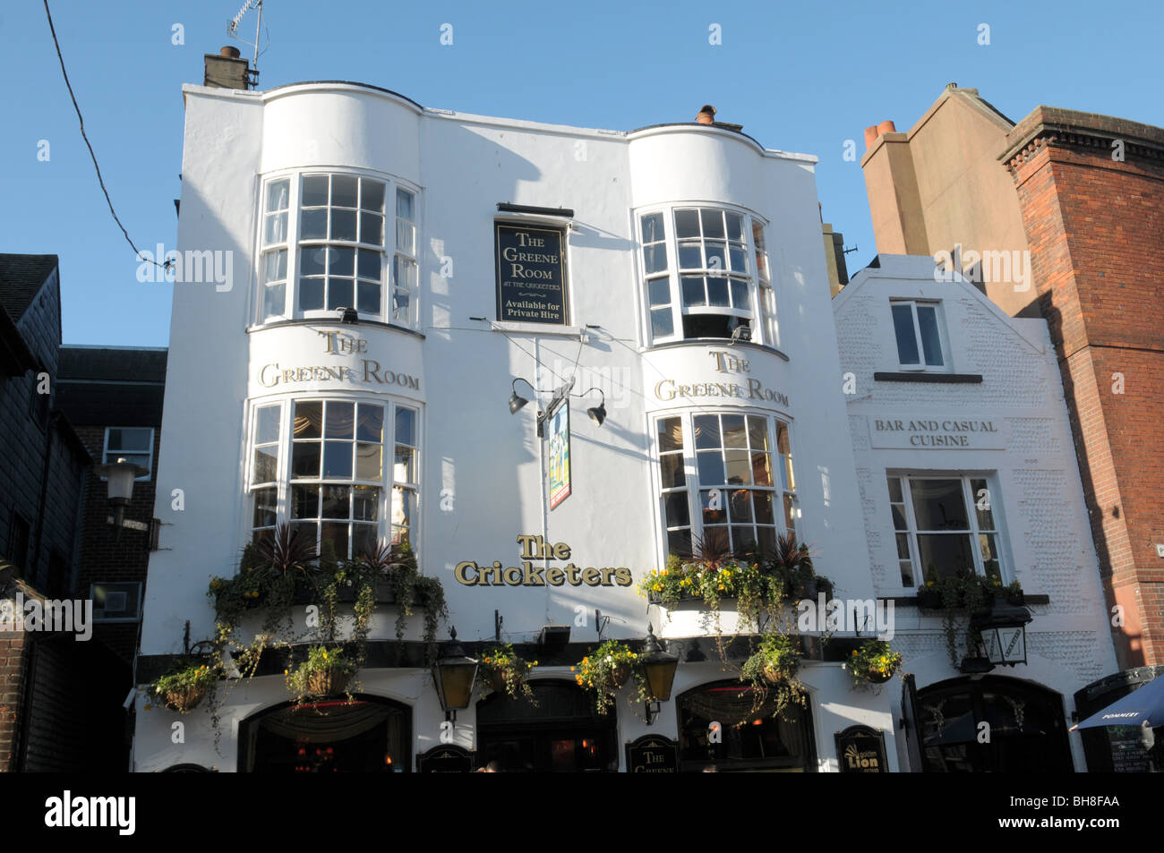 A typical traditional British pub Stock Photo - Alamy