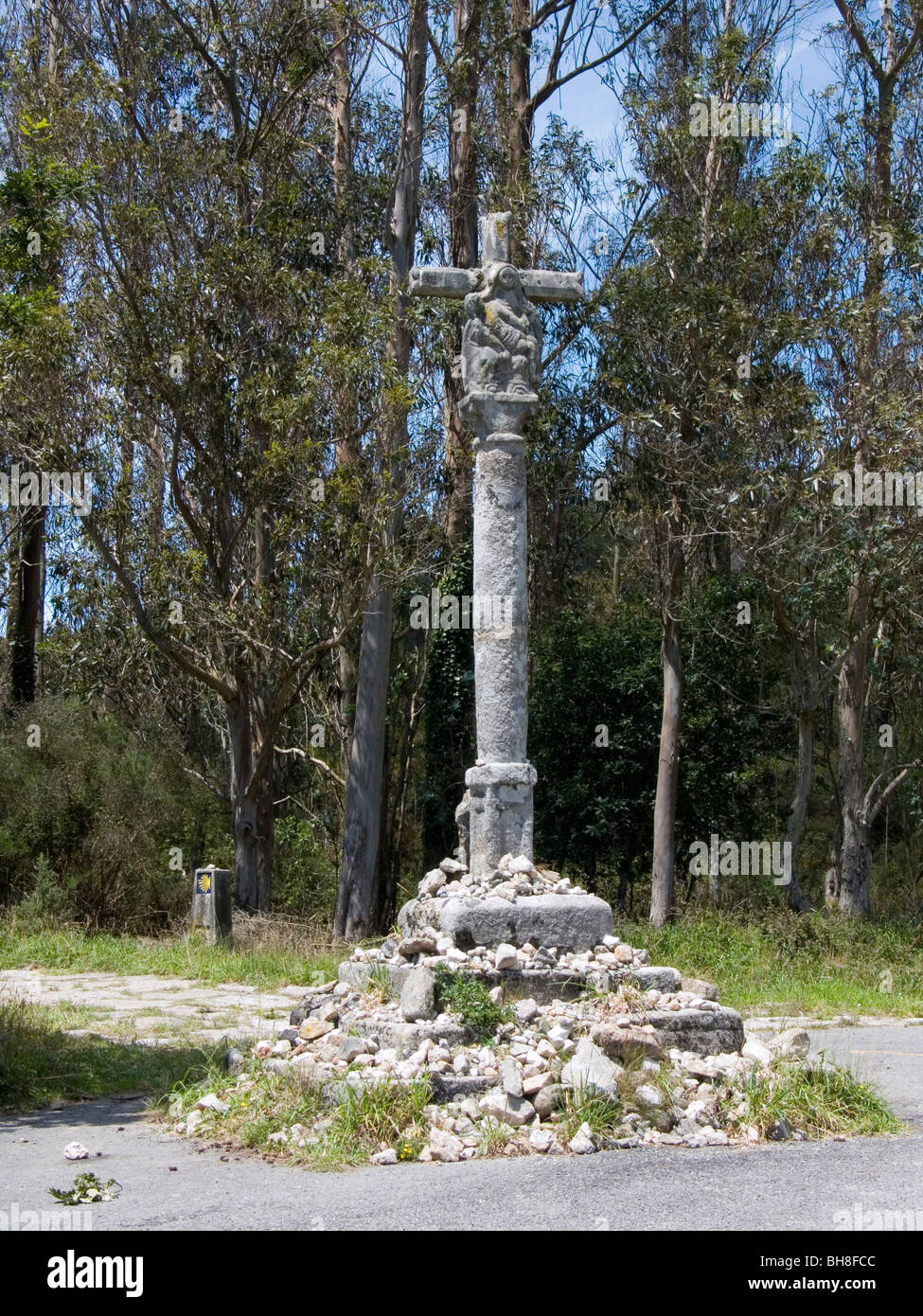 Camino spain cross hi-res stock photography and images - Alamy