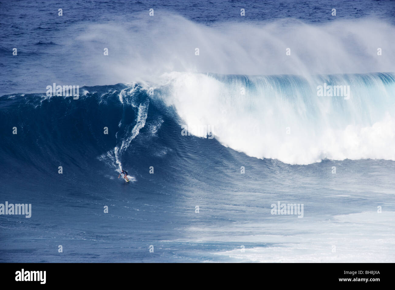 Tow in surfing hawaii hi-res stock photography and images - Alamy