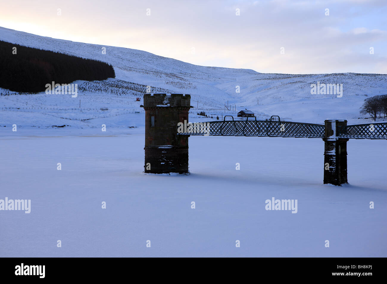 Frozen Lower Glendevon Reservoir in Perth & Kinross district Stock ...