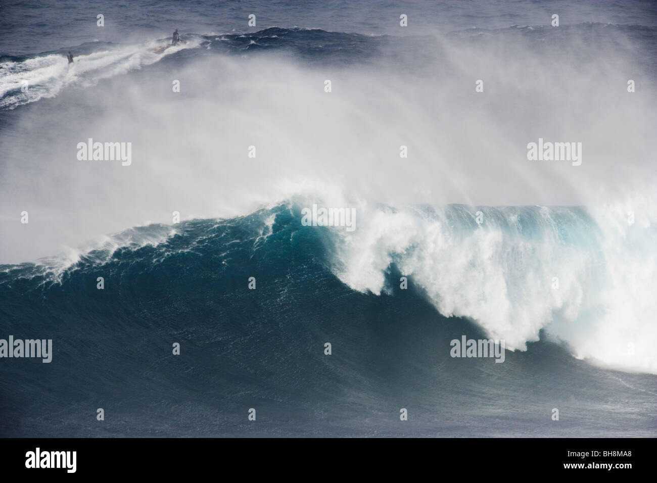 Tow surfing hi-res stock photography and images - Alamy