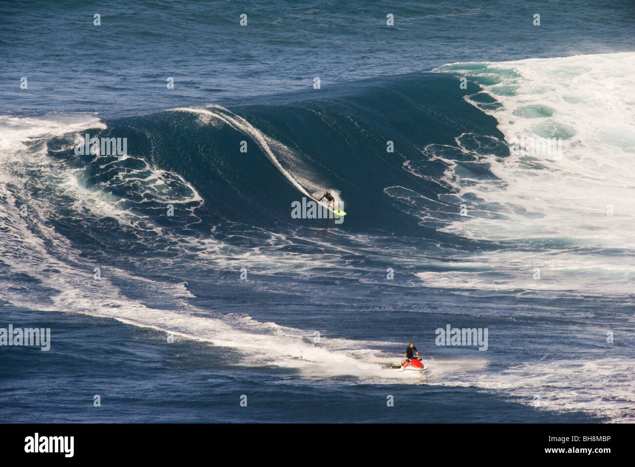 Tow in surfing hawaii hi-res stock photography and images - Alamy