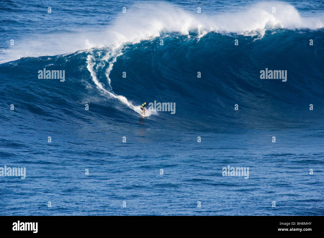 Tow in surfing hawaii hi-res stock photography and images - Alamy