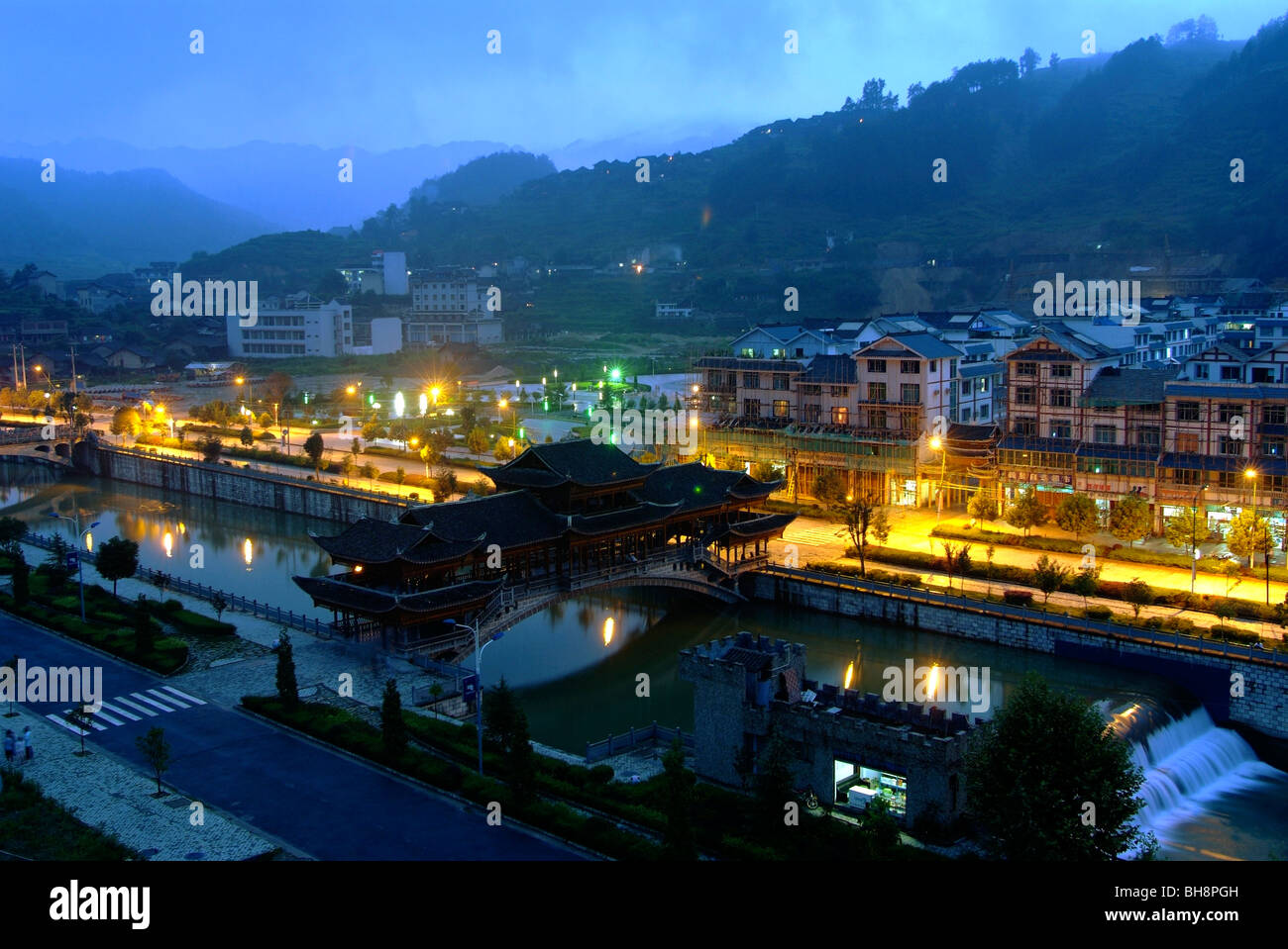 Bridge illuminated traditional chinese houses hi-res stock photography ...