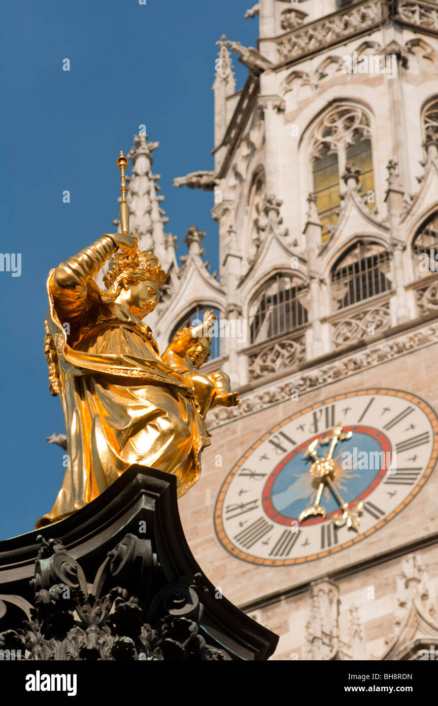 Golden statue of Saint Mary with Munich's New townhall clock as ...