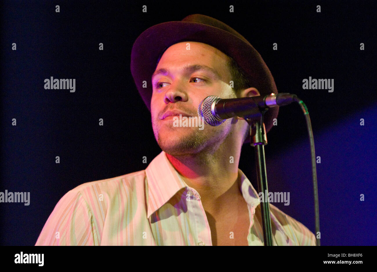 Celebrity performing singing hi-res stock photography and images - Alamy