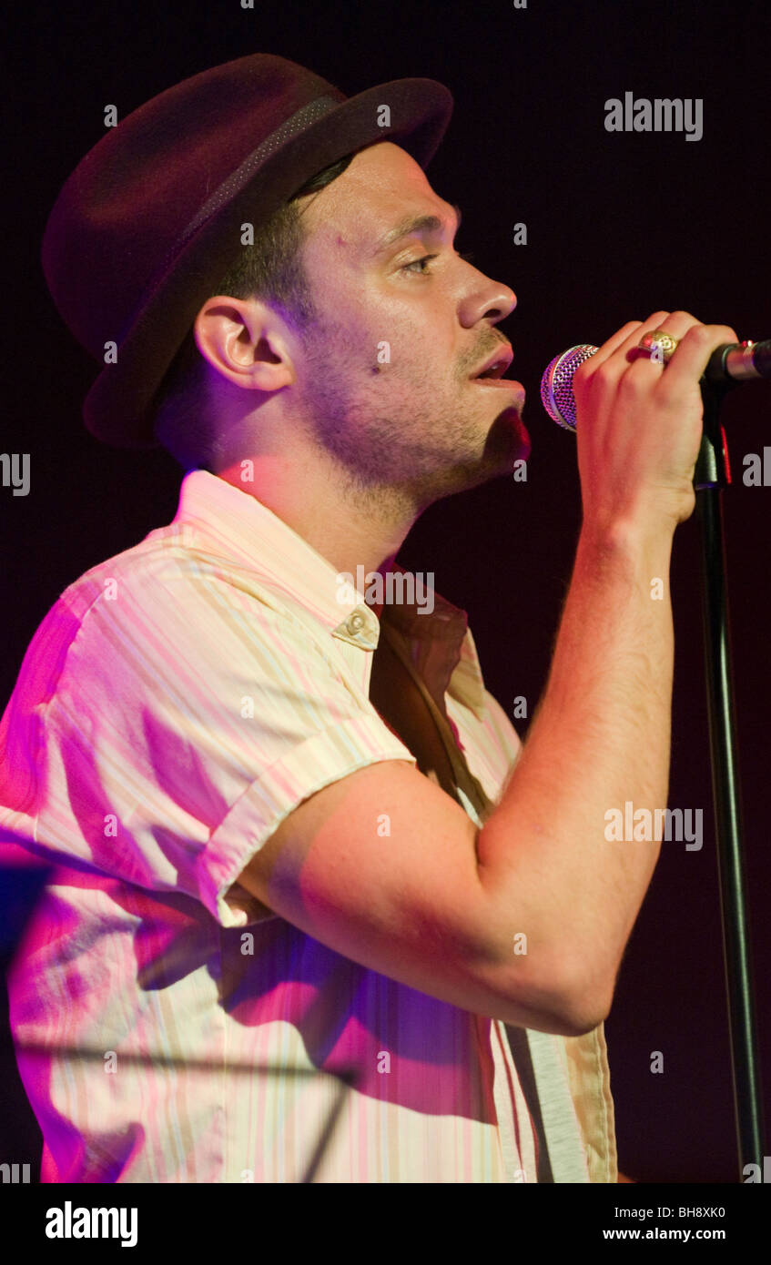 Celebrities performing hi-res stock photography and images - Alamy