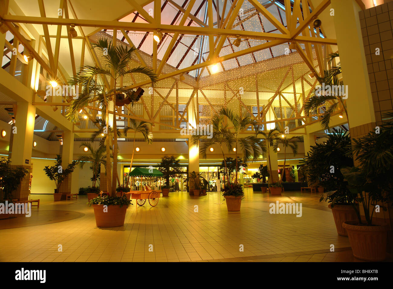 Shopping mall photos hi-res stock photography and images - Alamy