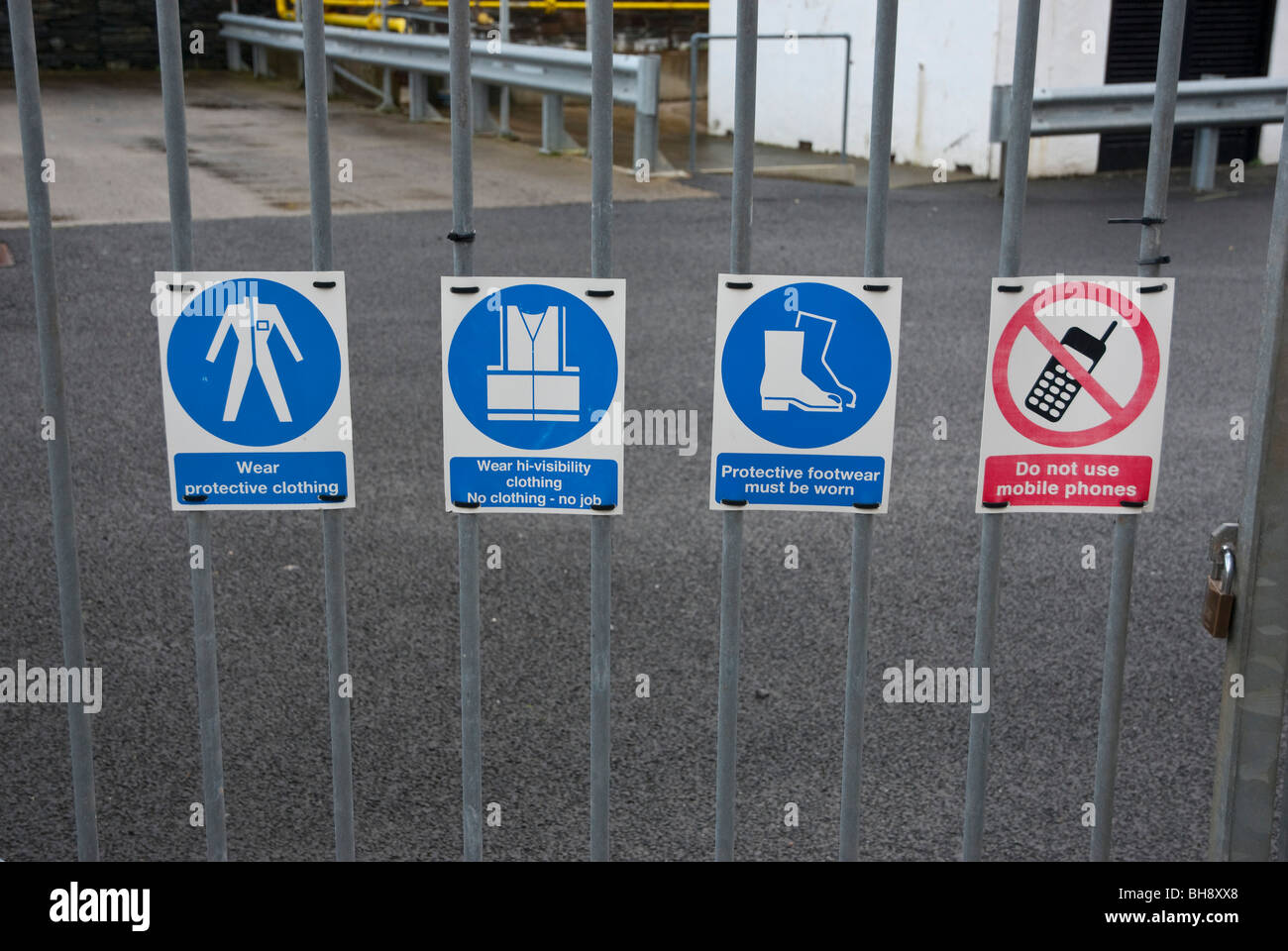 No mobile phones signs hi-res stock photography and images - Alamy