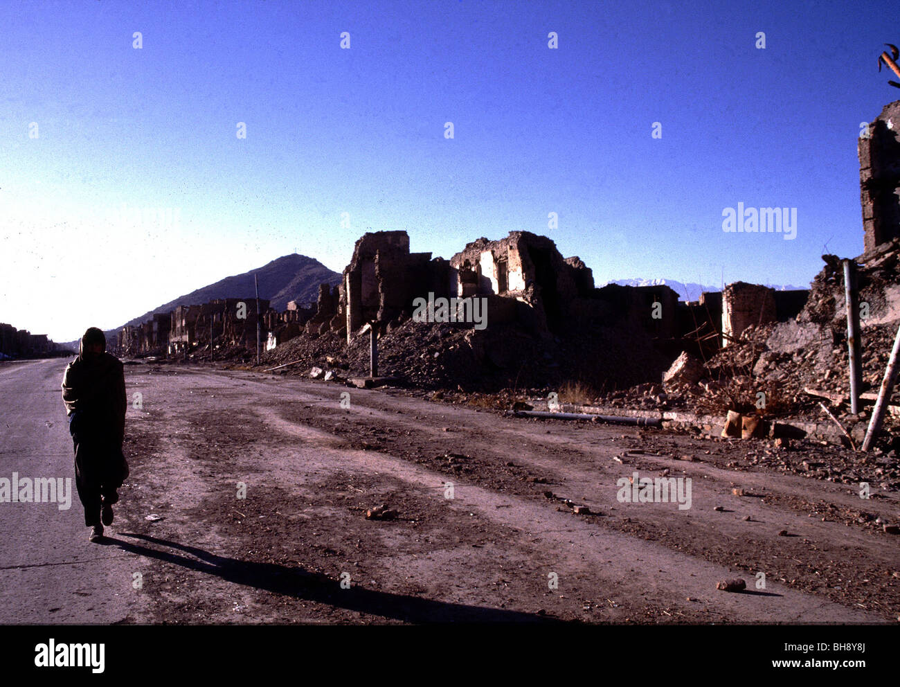 The city of Kabul in ruins circa 1994 Stock Photo - Alamy