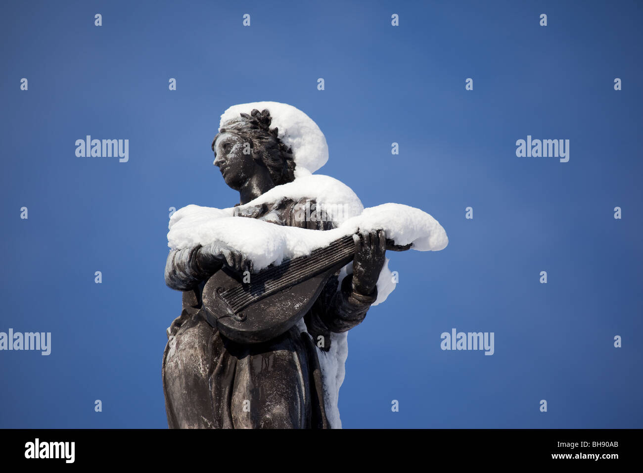 Frozen statue hi-res stock photography and images - Alamy
