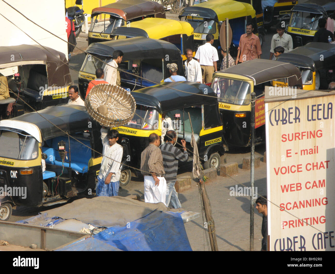 INDIA Highly polluting auto-rickshaws in a street of Mumbai Photo ...