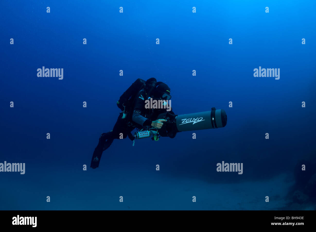Dive scooter hi-res stock photography and images - Alamy