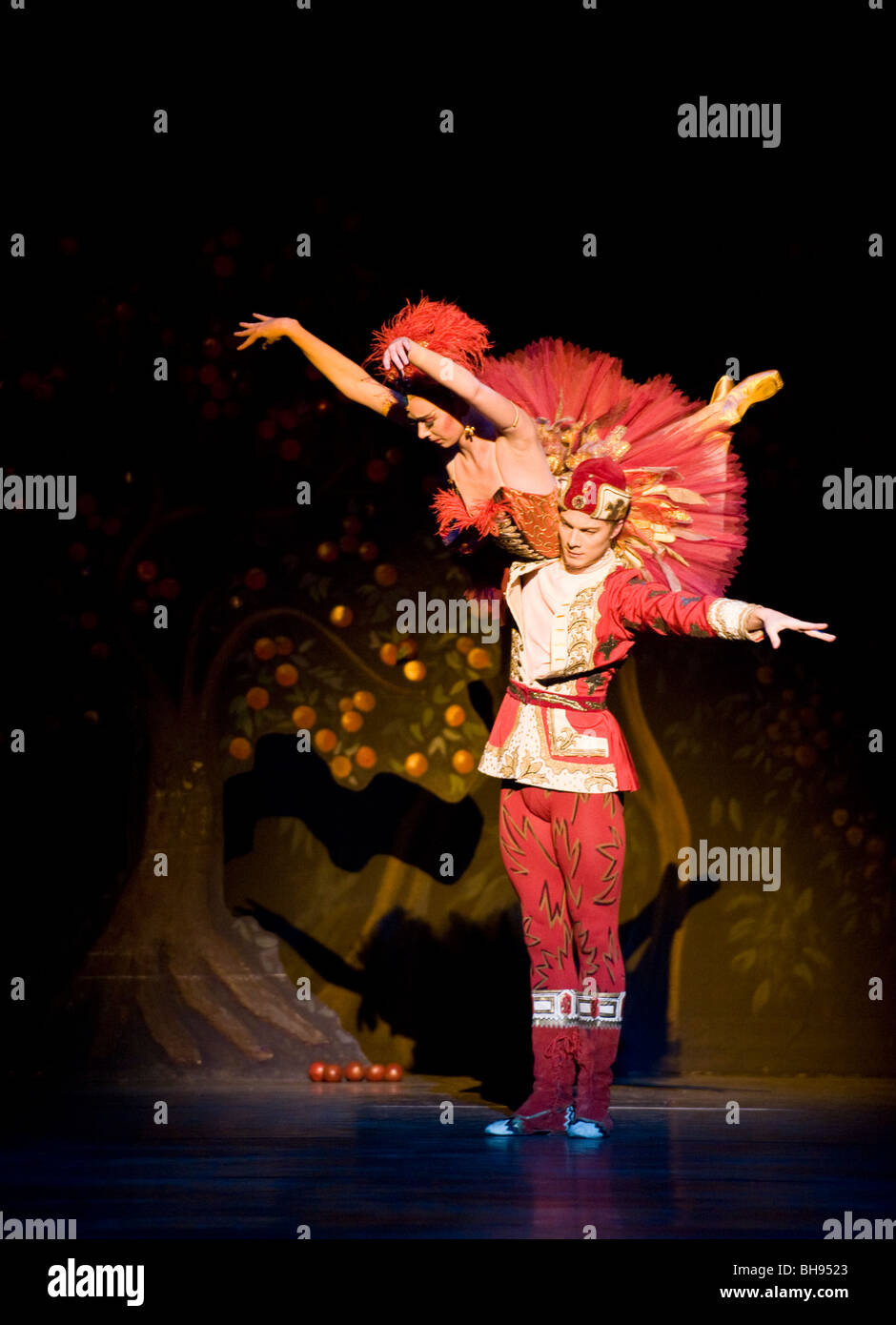 Ballet male lifting hi-res stock photography and images - Alamy