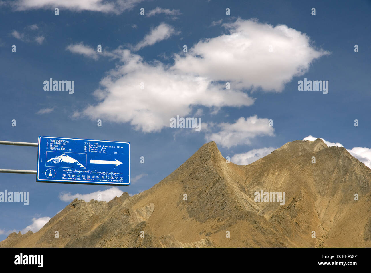 route sign to everest from the friendship highway tibet Stock Photo - Alamy
