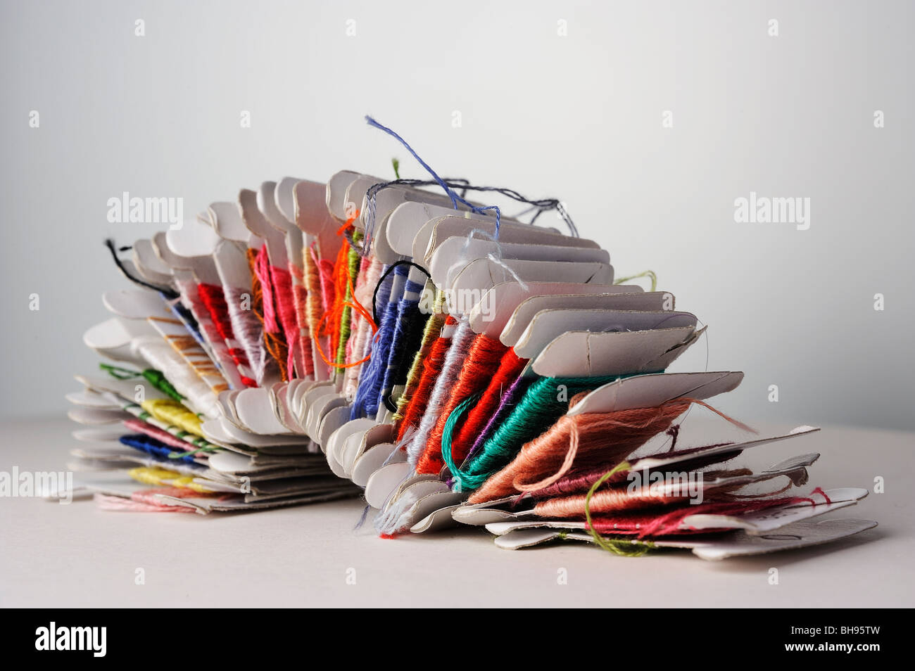 Colour threads hi-res stock photography and images - Alamy