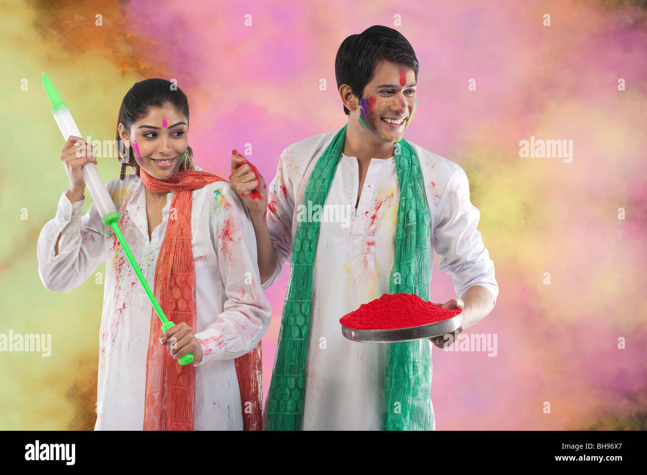 Couple playing holi Stock Photo - Alamy