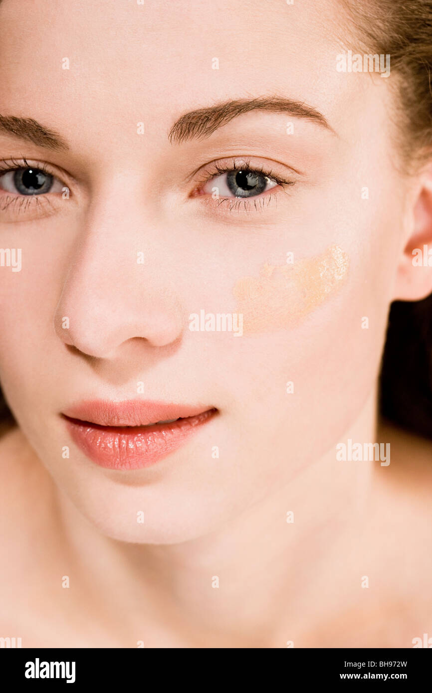 Woman applying makeup foundation Stock Photo - Alamy