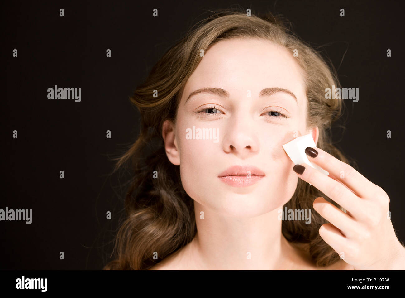 Woman applying makeup foundation Stock Photo - Alamy