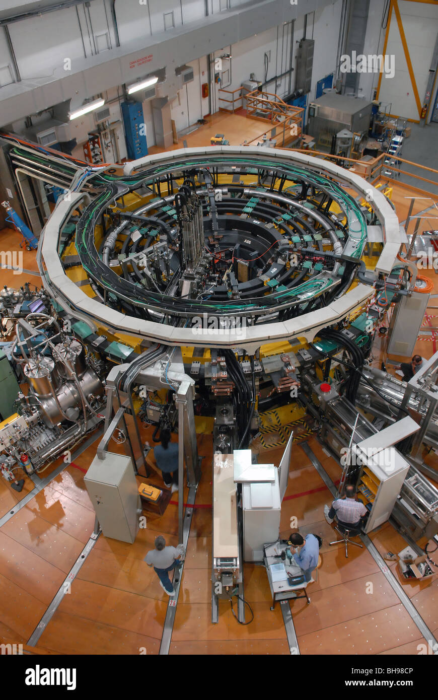 Tokamak thermonuclear reactor hi-res stock photography and images - Alamy