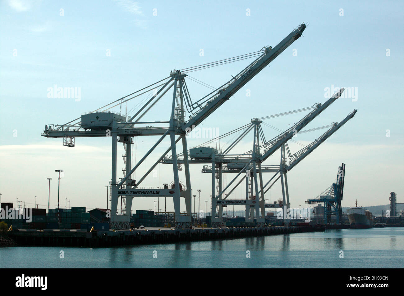 Heavy lifting cranes hi-res stock photography and images - Alamy