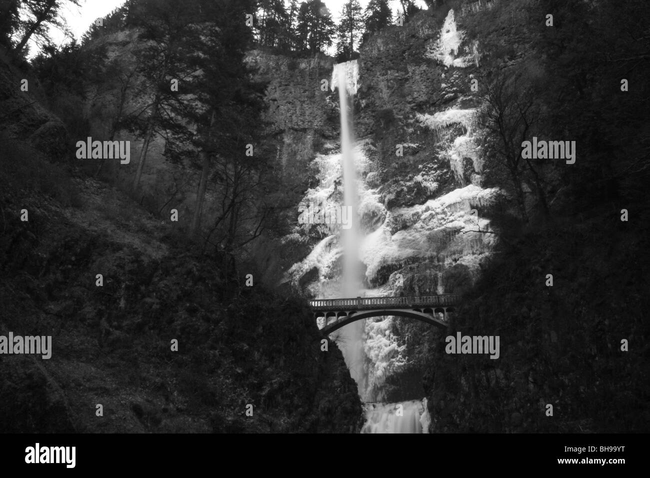 Multnomah falls columbia river gorge Black and White Stock Photos ...