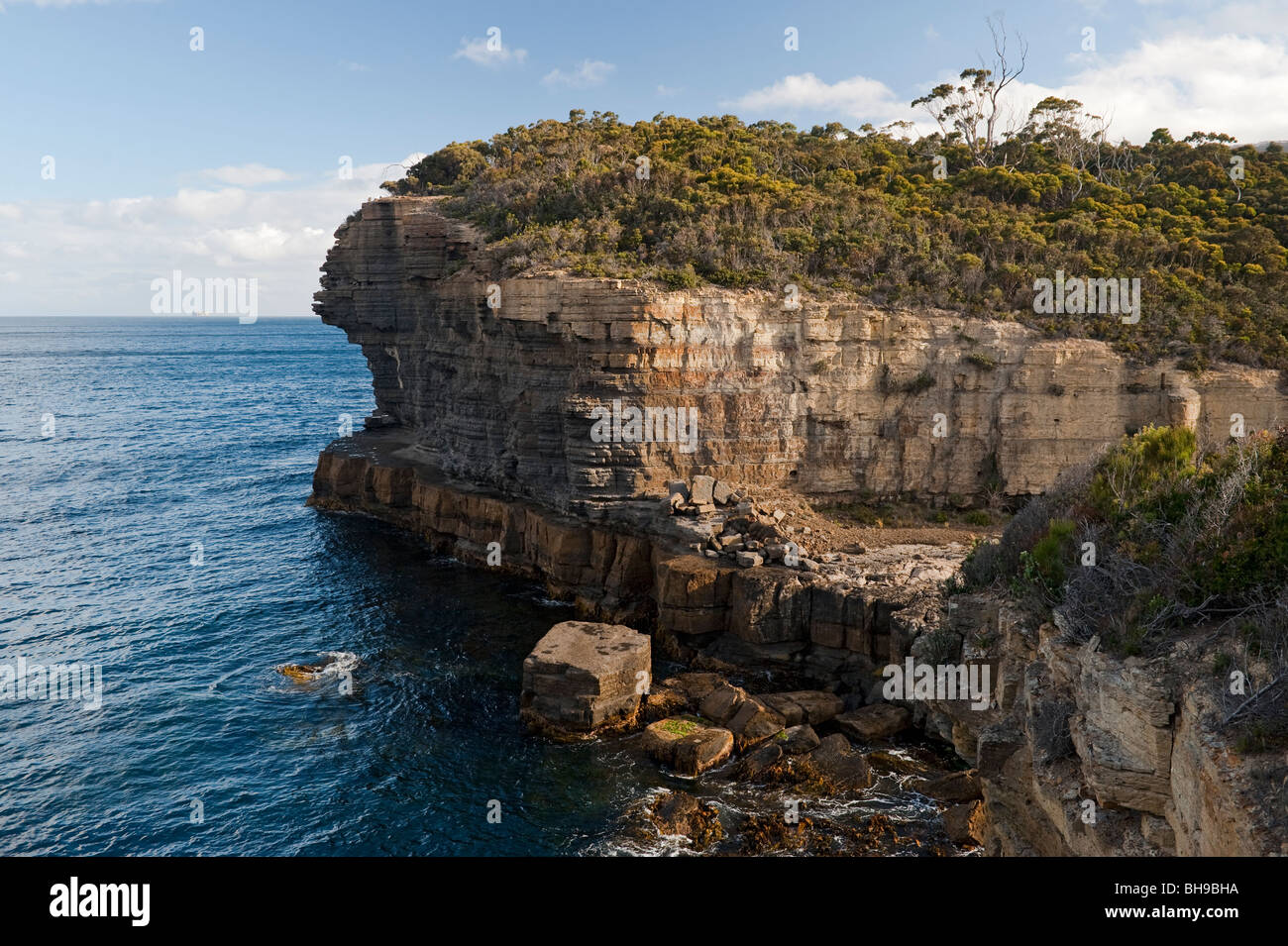 Dramatic Tasmanian Coastline near Pirates Bay and Doo Town, Tasman ...