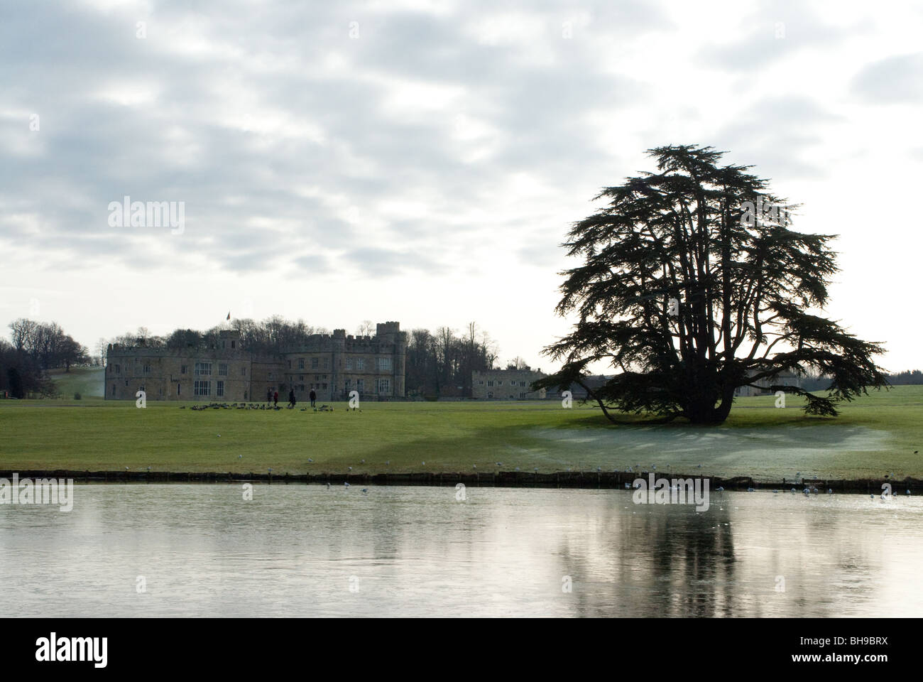 Leeds castle and lake hi-res stock photography and images - Alamy