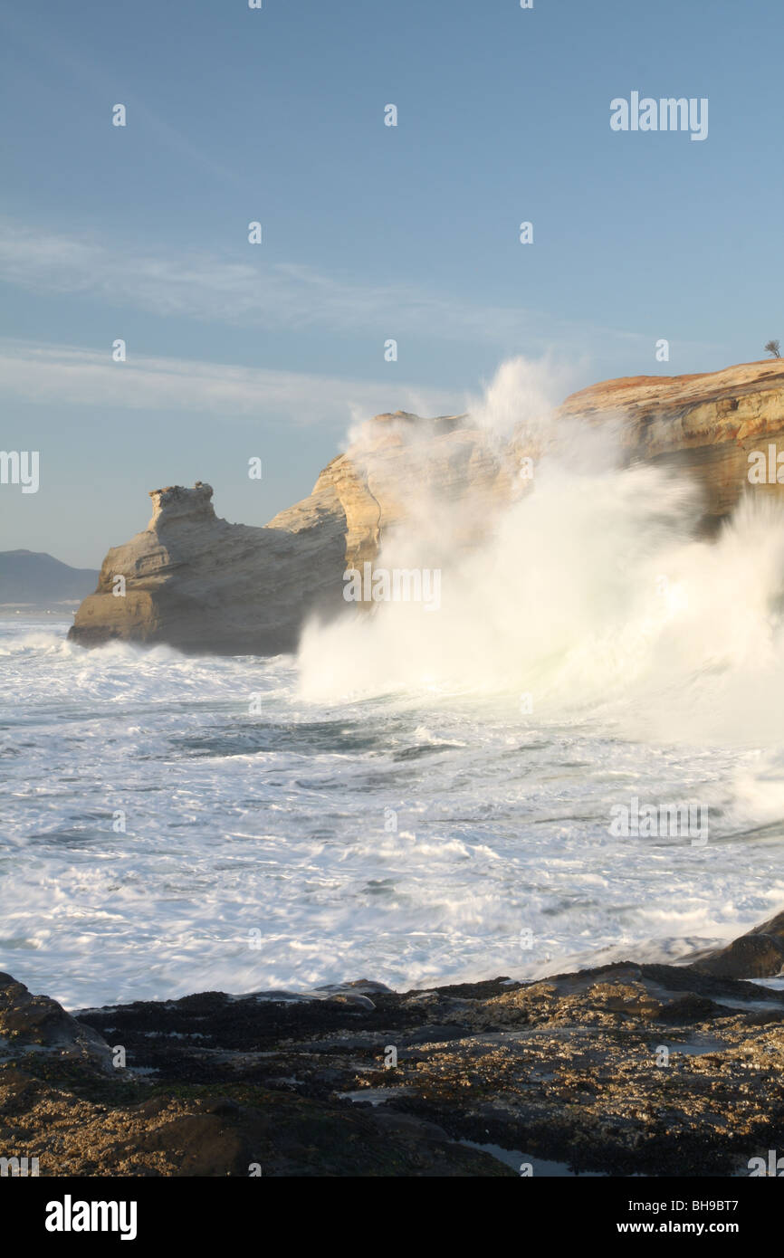 Waves crashing cliff hi-res stock photography and images - Alamy