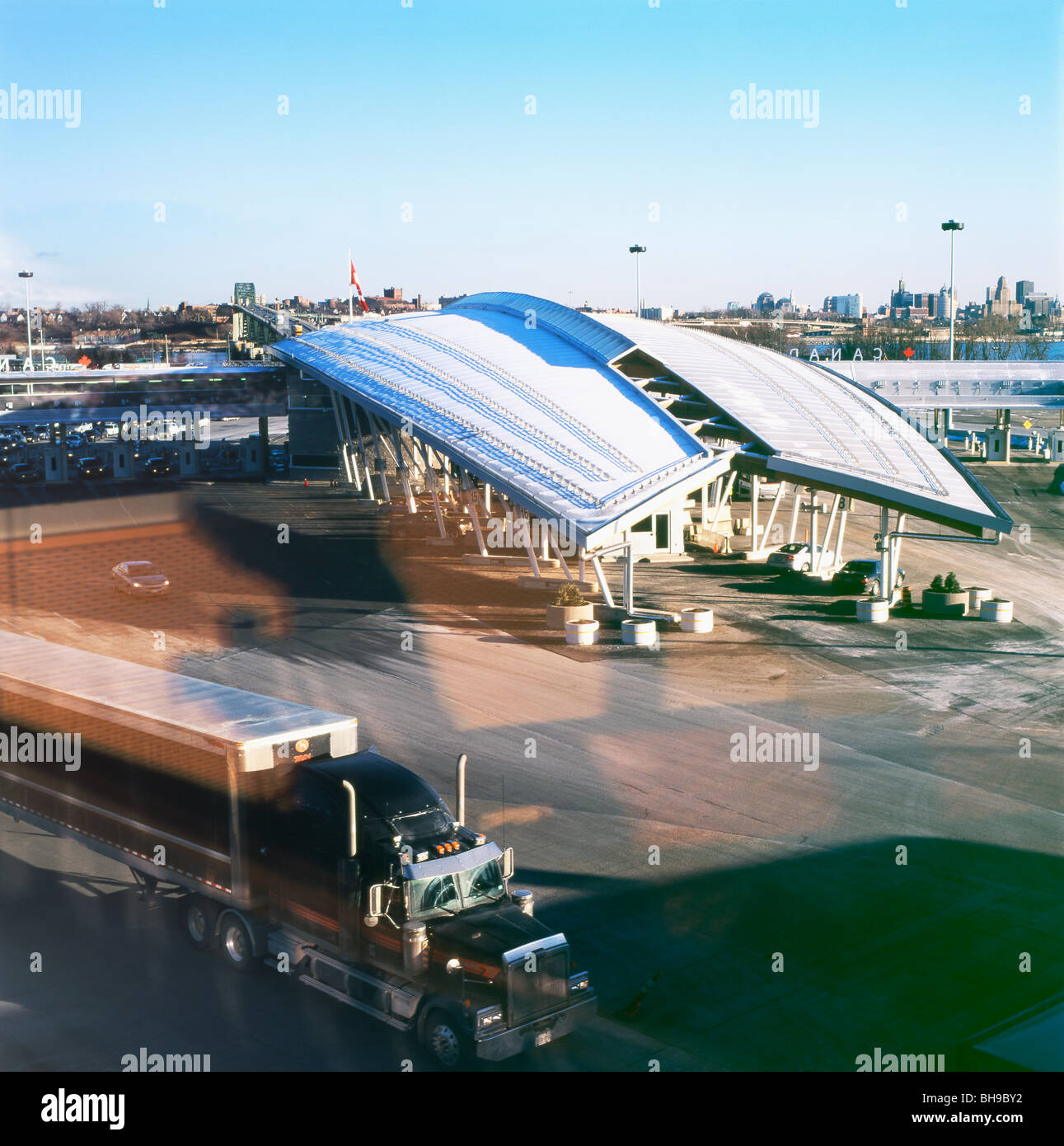 Canadian customs control building and the Peace Bridge linking Fort ...